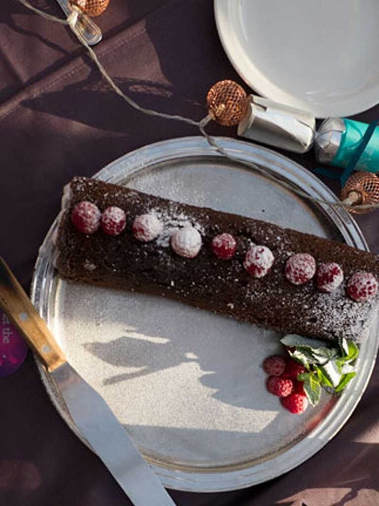 Winter raspberry and chocolate log - The Slimming Foodie
